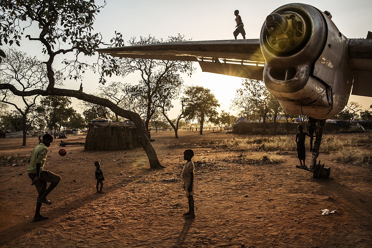 1280px-Playing_in_the_Nuba_mountains – Wikimédia France